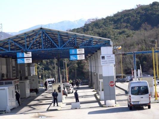 Kthyen qytetarët në doganë,Ambasada Greke : “Në Kapshticë do lejohen të ...