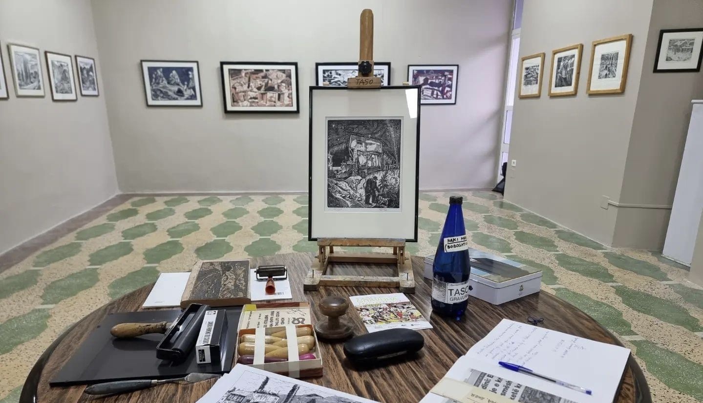 Ekspozita ‘Gravura’ nga Taso pret vizitorë në Pogradec, perjetësohen ...